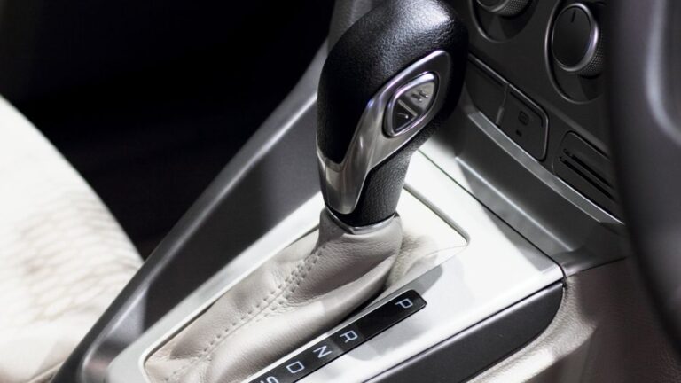 Lesen Kereta Manual atau Auto? Timbang 3 Aspek Ini | IKRAM